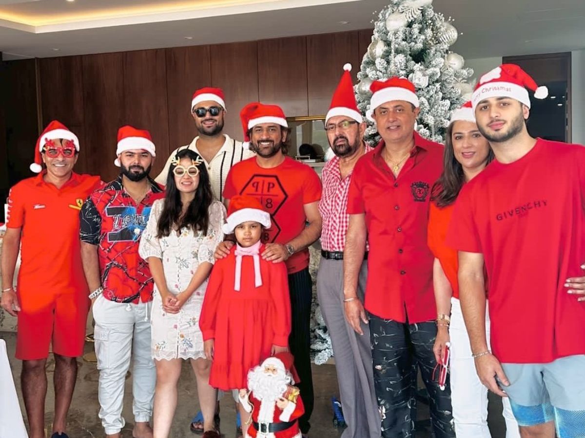 MS Dhoni becomes Santa for family Christmas celebration | Hindustan Dot